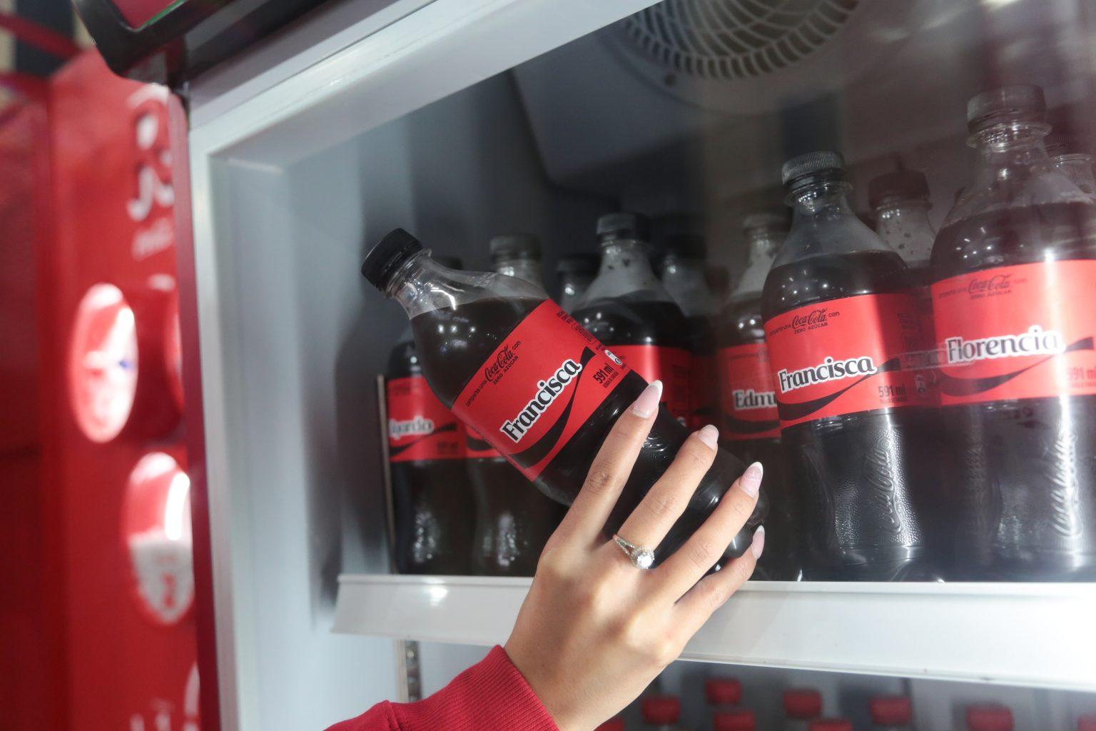 Latas y botellas de Coca-Cola con nombres personalizados
